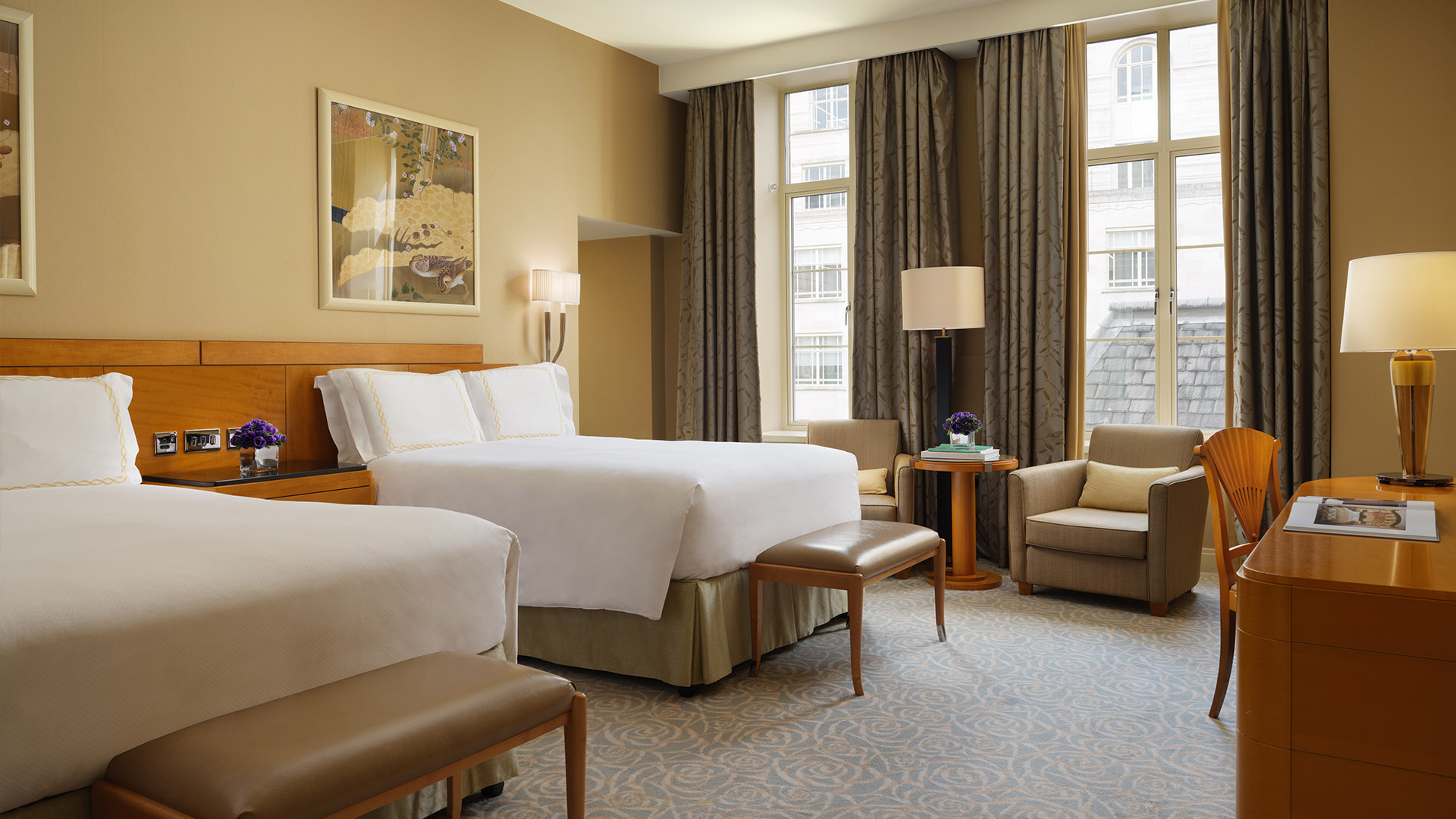 Quarto com duas camas para famílias em Londres | The Savoy